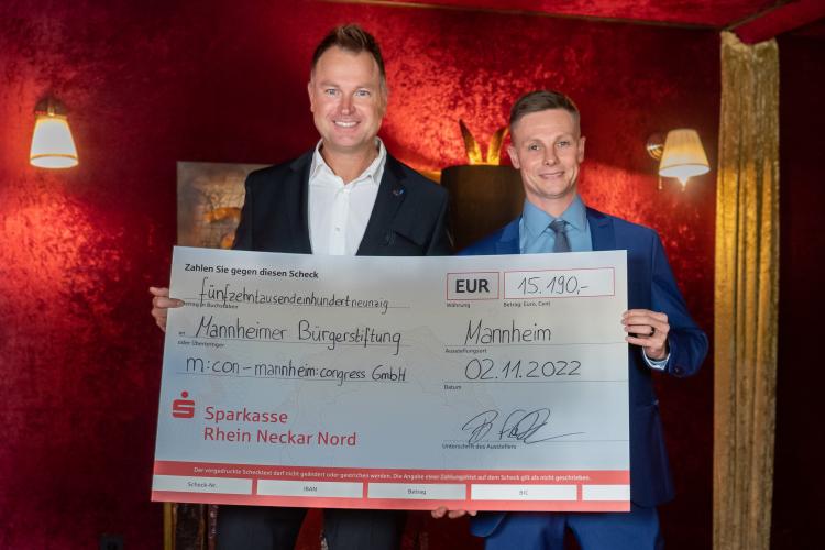 m:con: Überstunden-Spende für den Ukraine-Unterstützungsfond der Mannheimer Bürgerstiftung e. V ...